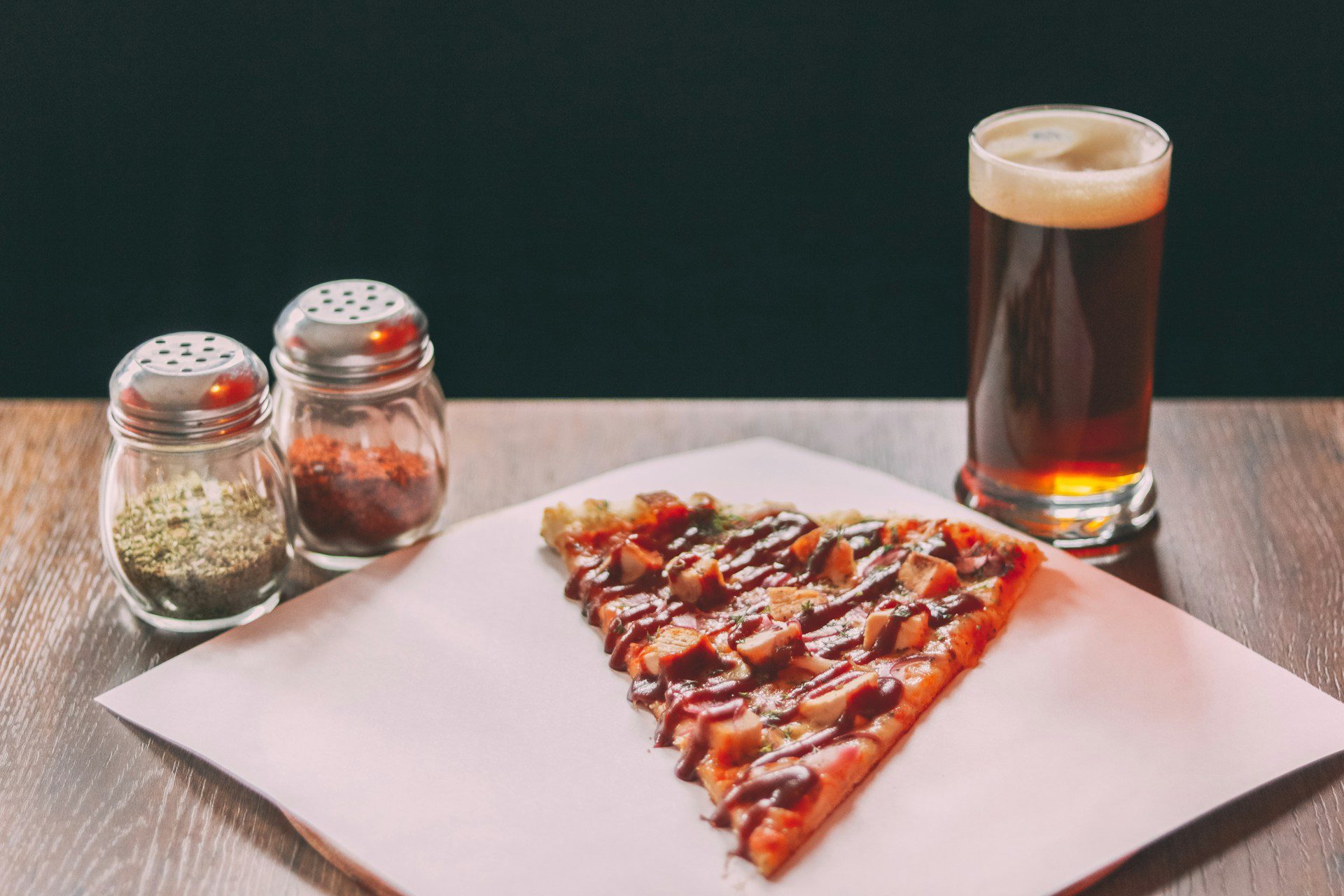A Guide: Best Drinks to Pair with Pizza Slices